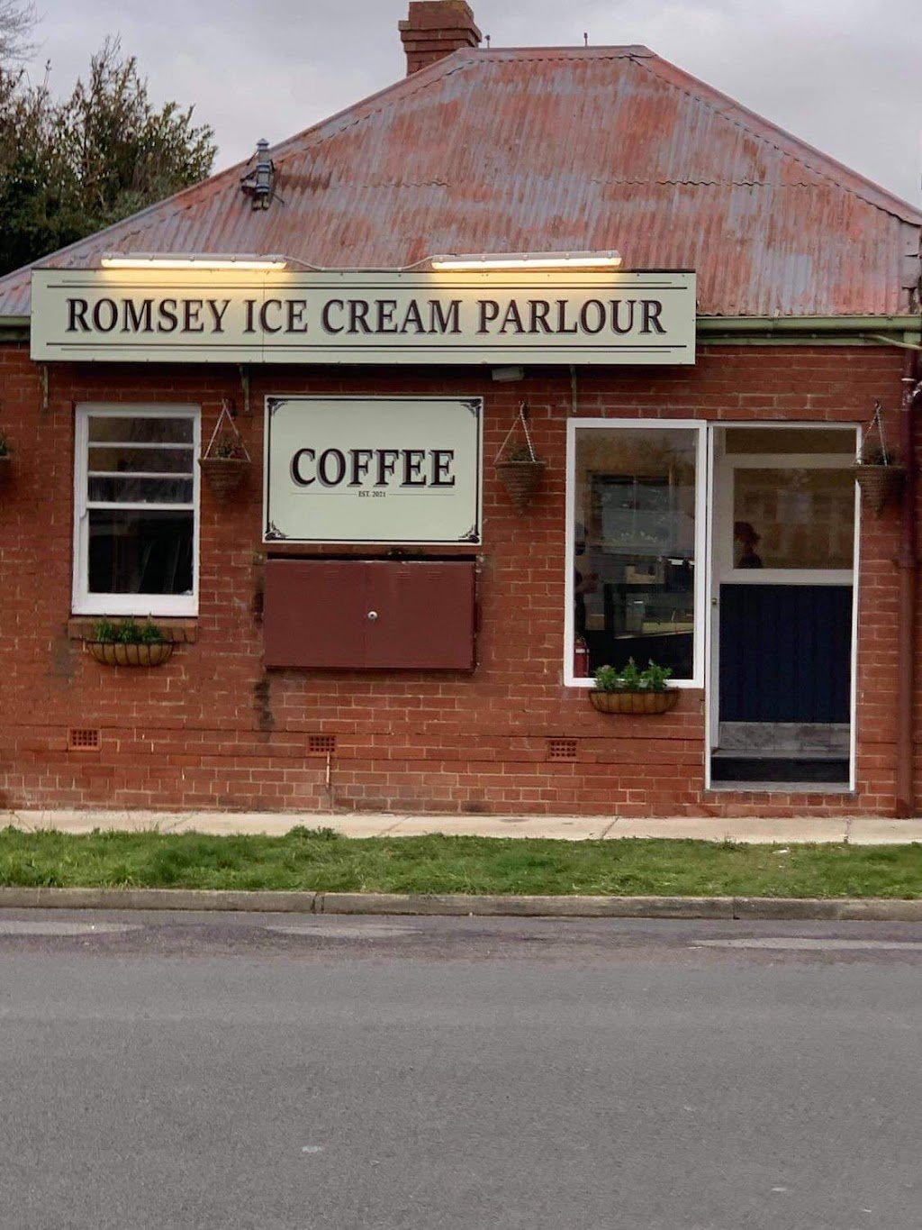 Romsey ice cream parlour - Midlander Directory
